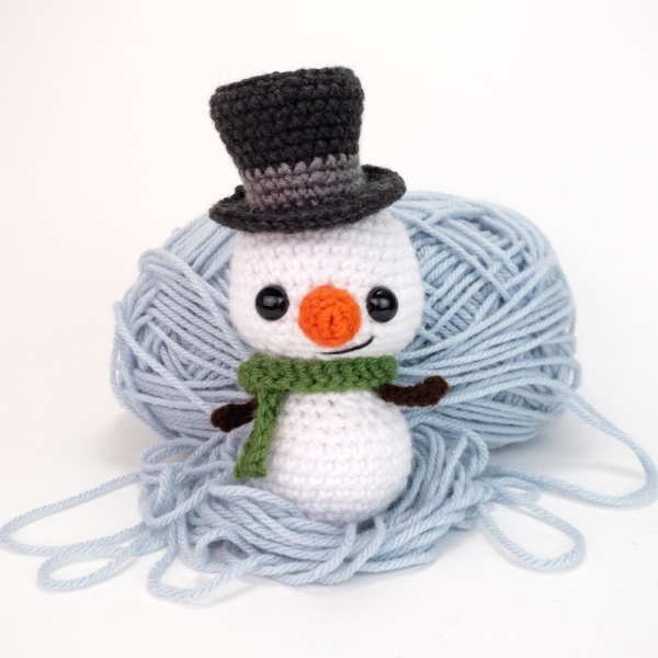 Snowbert the Snowman amigurumi pattern - Amigurumi.com