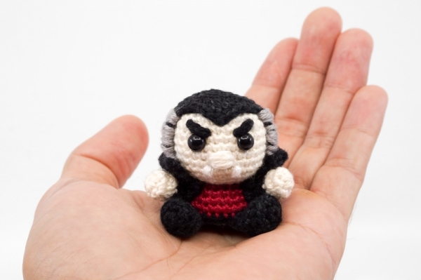Mini Vampire amigurumi pattern - Amigurumi.com