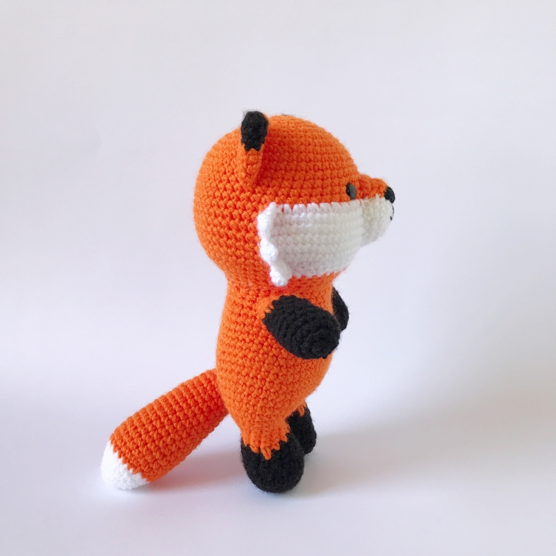 Flynn the friendly fox amigurumi pattern - Amigurumi.com