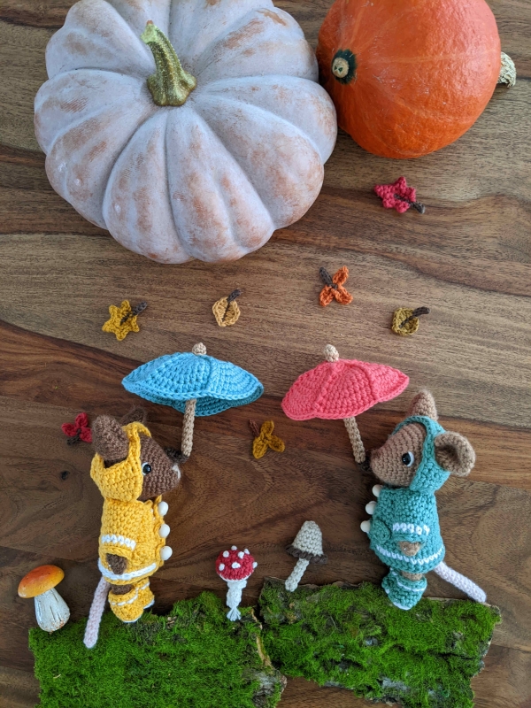 Cute mouse + fall accessories amigurumi pattern - Amigurumi.com
