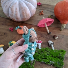 Cute mouse + fall accessories amigurumi pattern - Amigurumi.com