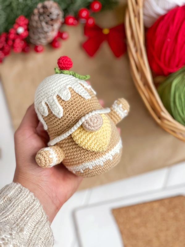 Gnome Gingerbread Man amigurumi pattern - Amigurumi.com