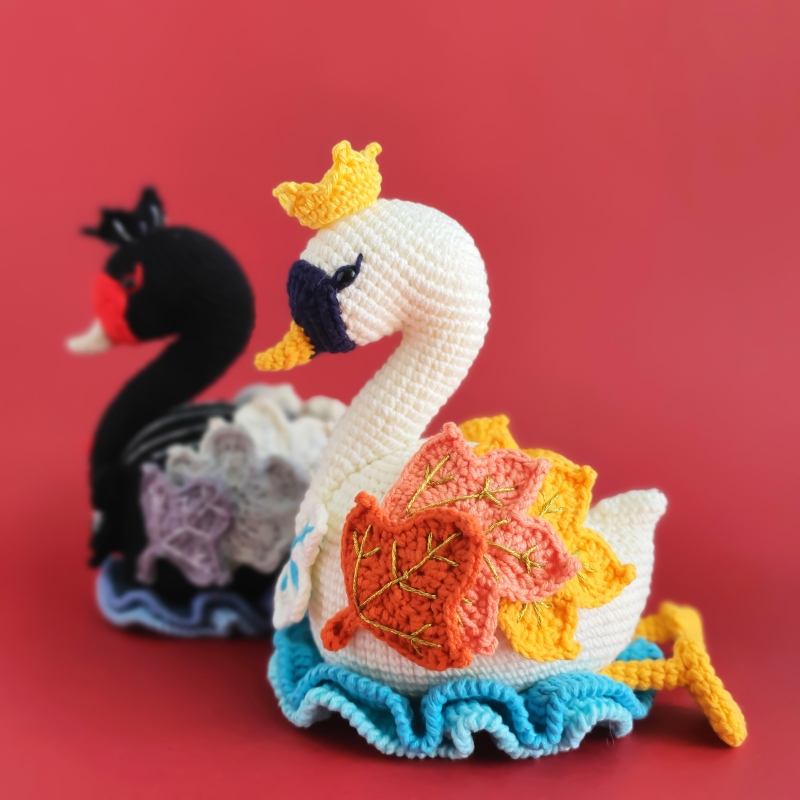 Naomi the Swan amigurumi pattern - Amigurumi.com