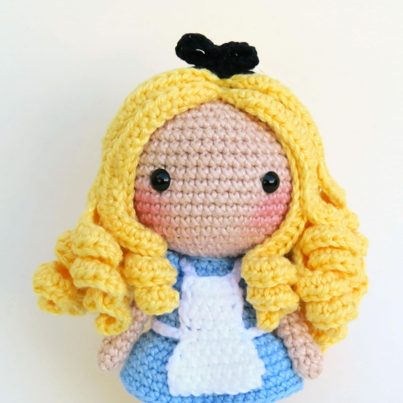 Alice in Wonderland amigurumi pattern - Amigurumi.com