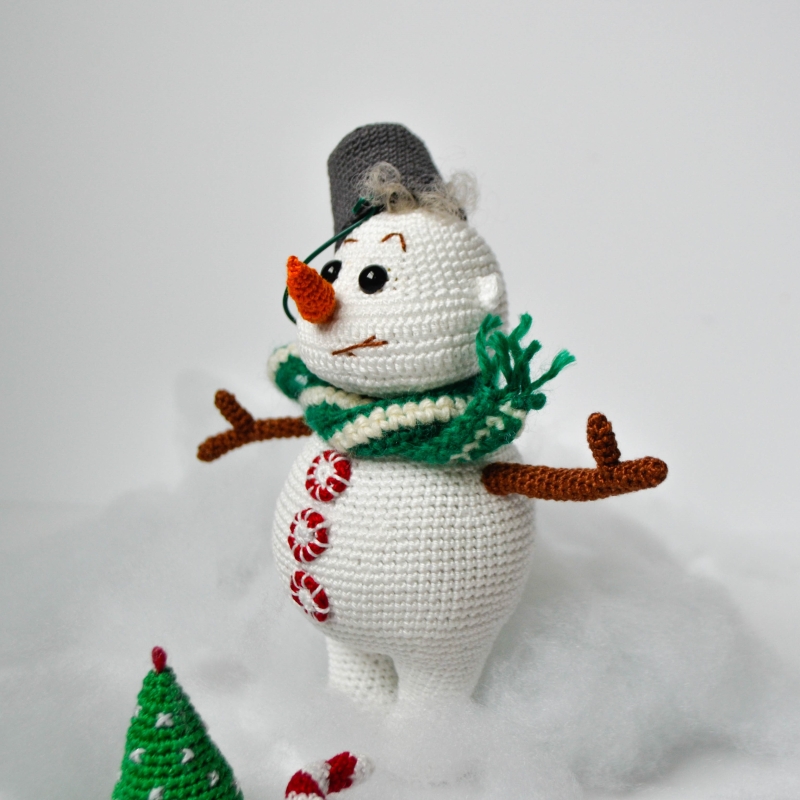 Johnny the snowman amigurumi pattern - Amigurumi.com