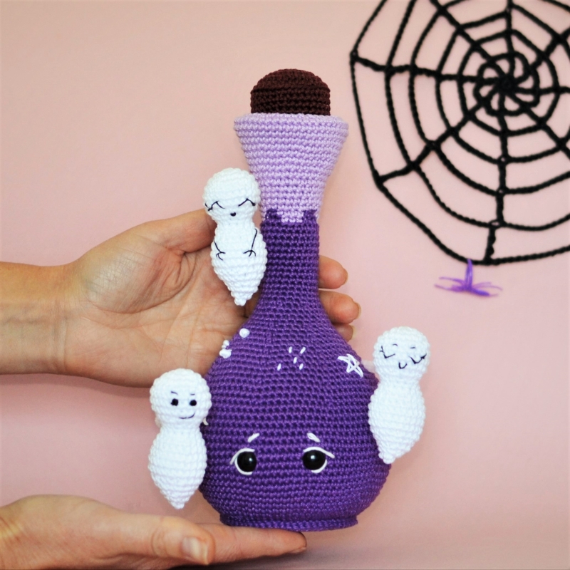 Magic potion with flying ghosts amigurumi pattern - Amigurumi.com