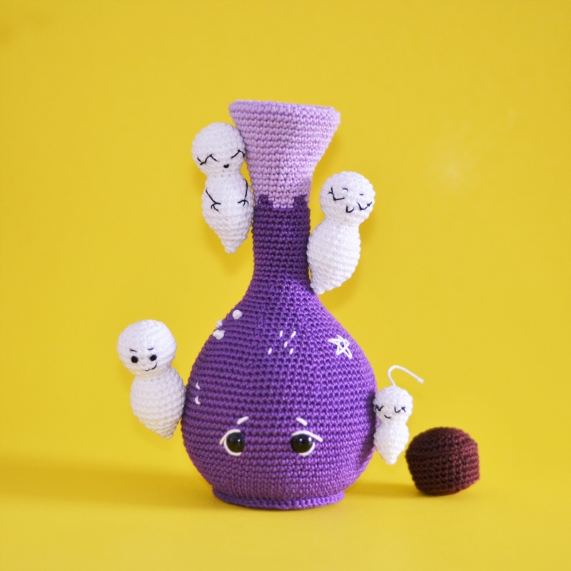 Magic potion with flying ghosts amigurumi pattern - Amigurumi.com