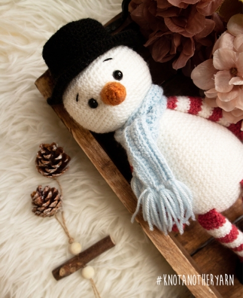 John the Snowman amigurumi pattern - Amigurumi.com