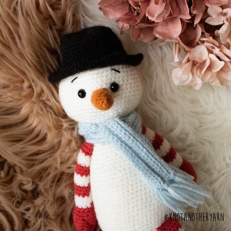 John the Snowman amigurumi pattern - Amigurumi.com