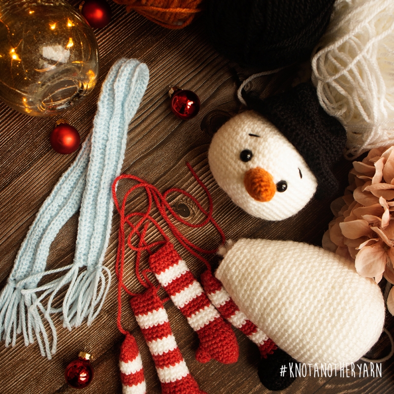 John the Snowman amigurumi pattern - Amigurumi.com