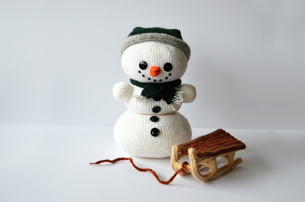 Snowman with Sled amigurumi pattern - Amigurumi.com