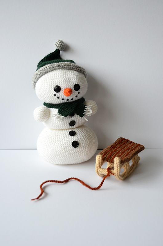 Snowman with Sled amigurumi pattern - Amigurumi.com