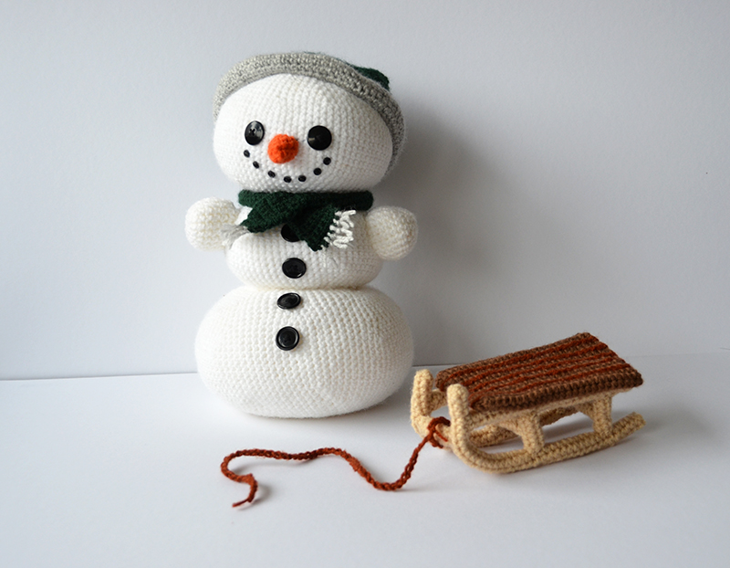 Snowman with Sled amigurumi pattern - Amigurumi.com