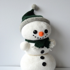 Snowman with Sled amigurumi pattern - Amigurumi.com