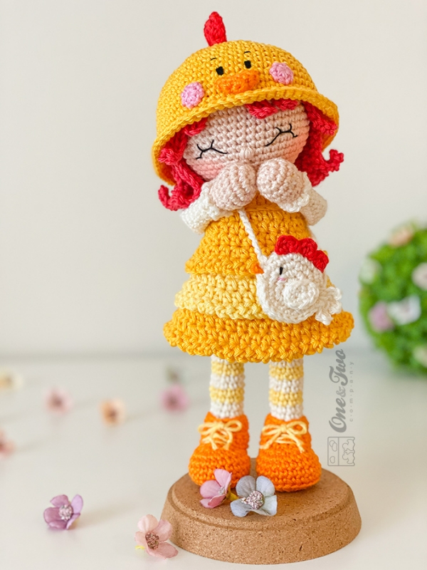 Goldie the Chicken Dolly amigurumi pattern - Amigurumi.com