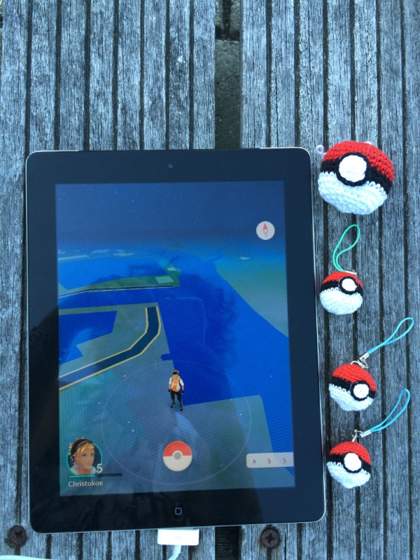 Mini Pokemon Ball - Free amigurumi pattern