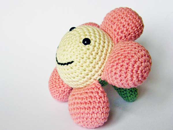 Happy Flower amigurumi pattern - Amigurumi.com