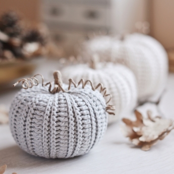Three Rustic Pumpkins amigurumi pattern - Amigurumi.com