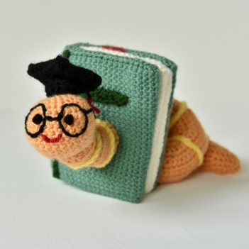 Bookworm amigurumi pattern - Amigurumi.com